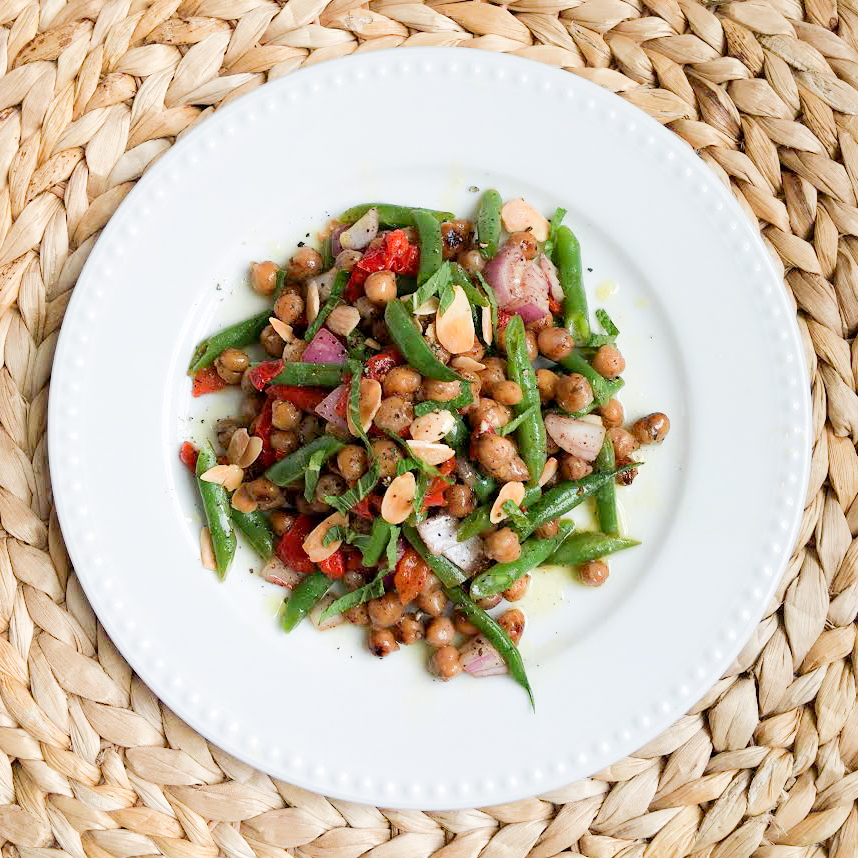 Salade de pois chiches, poivrons rôtis, haricots verts et amandes | Bob ...