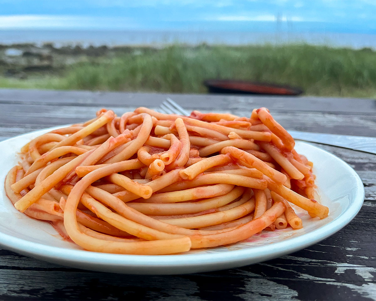 Spaghetti (macaroni long) aux tomates selon grand-maman Colette | Bob ...